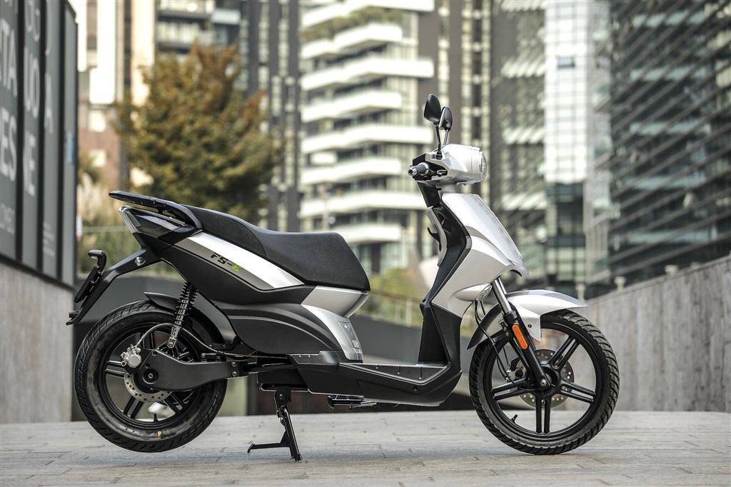 FD Motors stages two High Wheel Electric Scooters at EICMA – E Vehicle ...